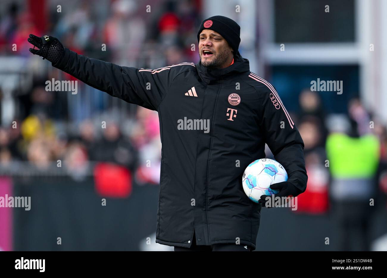 Munich, Germany. 03rd Jan, 2025. Soccer, Bundesliga, public training ...