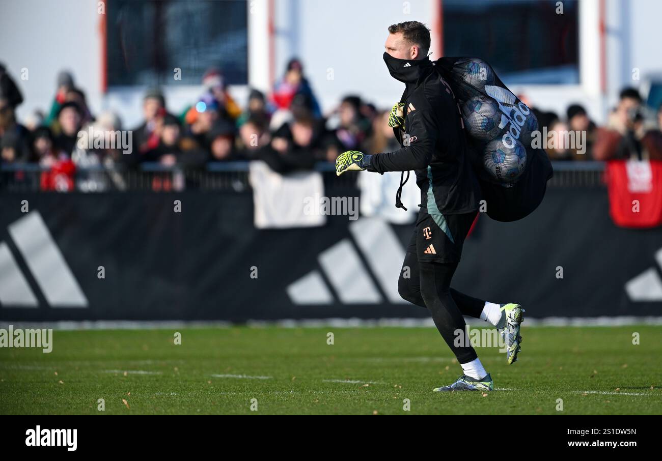 Munich, Germany. 03rd Jan, 2025. Soccer, Bundesliga, public training ...