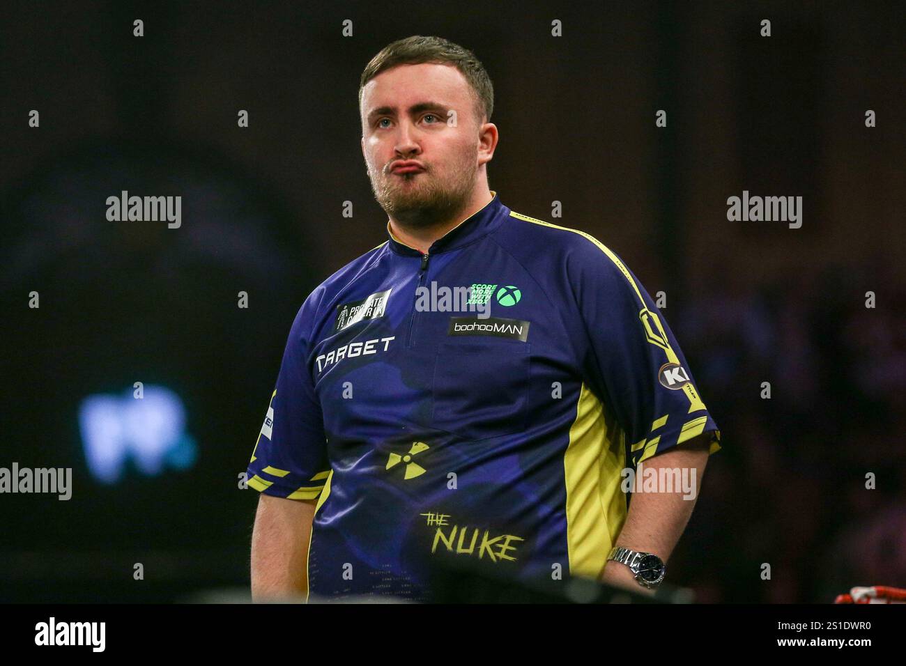 Luke littler stephen bunting face pulling hi-res stock photography and ...