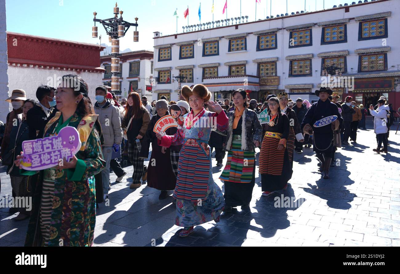 (250103) -- LHASA, Jan. 3, 2025 (Xinhua) -- Models wearing traditional ...