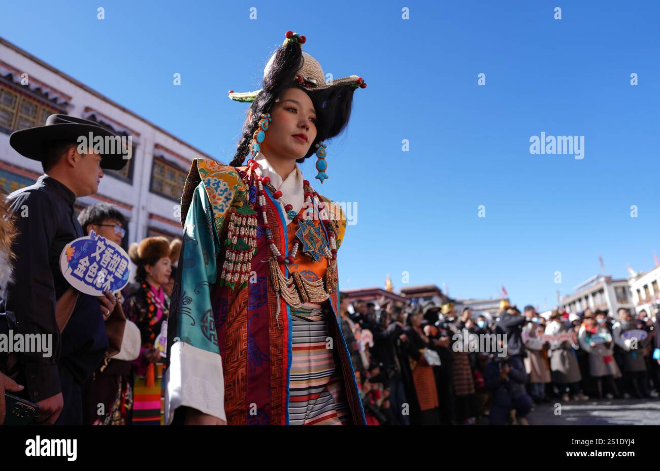 (250103) -- LHASA, Jan. 3, 2025 (Xinhua) -- A model wearing traditional ...