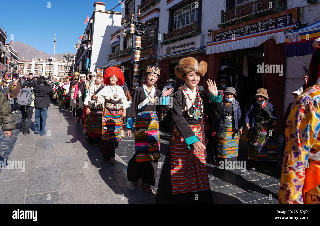 (250103) -- LHASA, Jan. 3, 2025 (Xinhua) -- Models wearing traditional ...