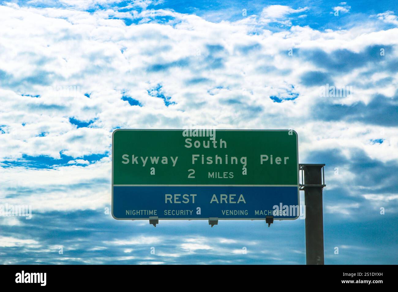 Wegweiser / Vorwegweiser / Richtung South Skyway Fishing Pier bei der ...