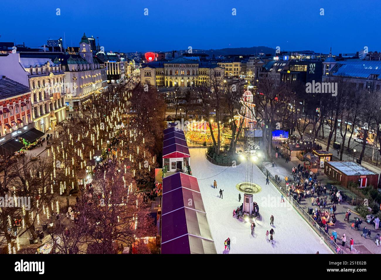 Schneefall am Weihnachtsmarkt Spikersuppa mit Kunsteisbahn in Oslo in ...