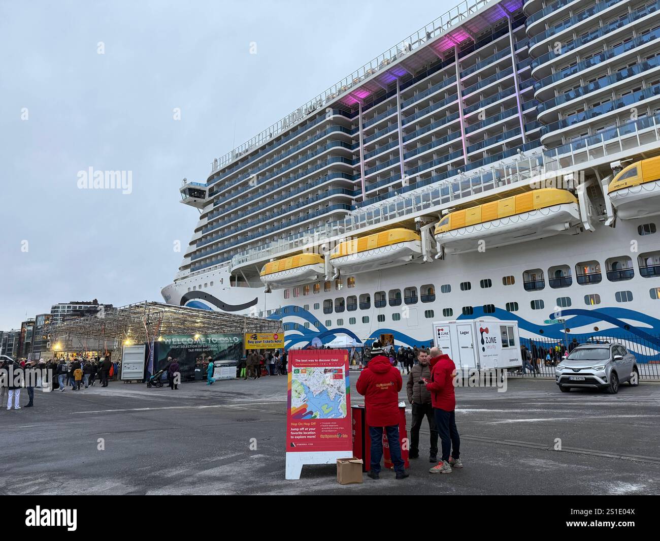 Aida nova im Hafen von Oslo - 31.12.2024 Oslo: Weihnachtsmarkt und ...