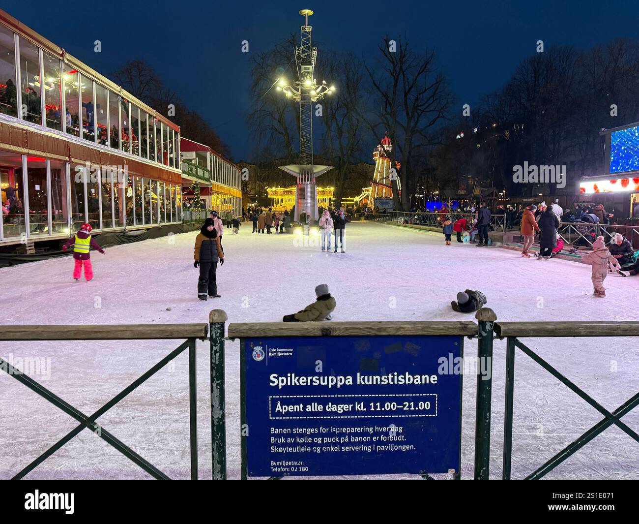 Schneefall am Weihnachtsmarkt Spikersuppa mit Kunsteisbahn in Oslo in ...