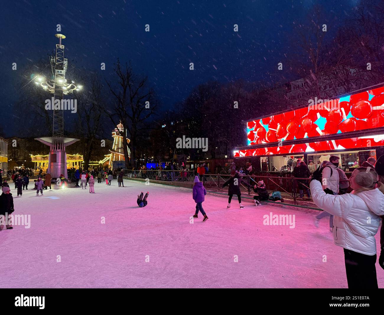 Schneefall am Weihnachtsmarkt Spikersuppa mit Kunsteisbahn in Oslo in ...
