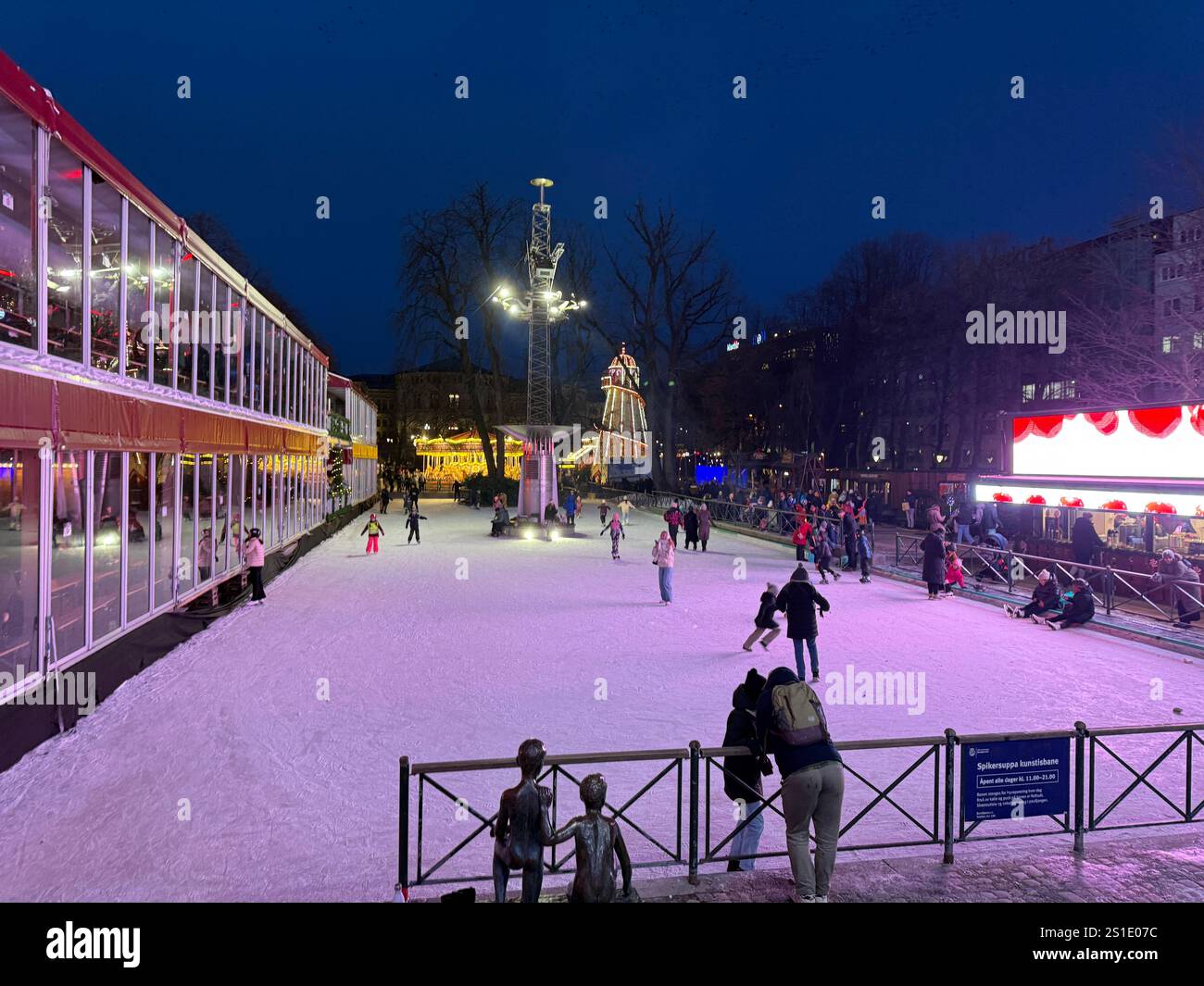 Schneefall am Weihnachtsmarkt Spikersuppa mit Kunsteisbahn in Oslo in ...