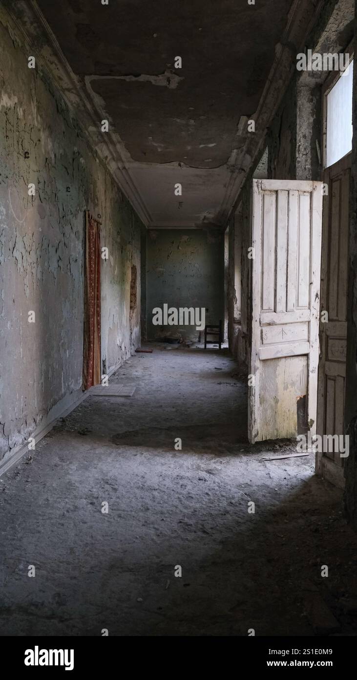 Abandoned building sanatorium georgia hi-res stock photography and ...