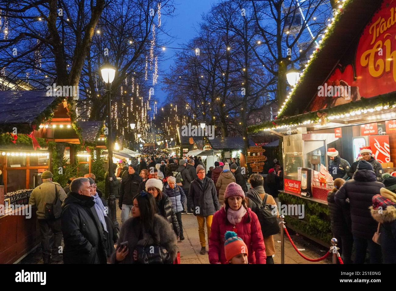 Weihnachtsmarkt Spikersuppa in Oslo in der Karl Johans Gate - 31.12. ...