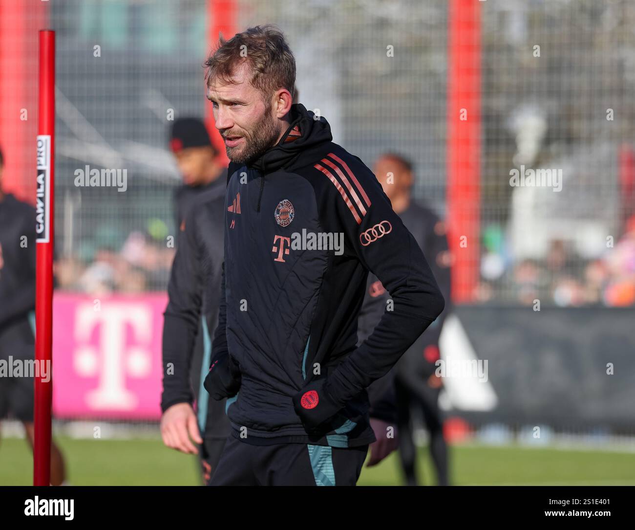 Konrad Laimer (FC Bayern Muenchen, #27) beim Training, Oberkoerper ...