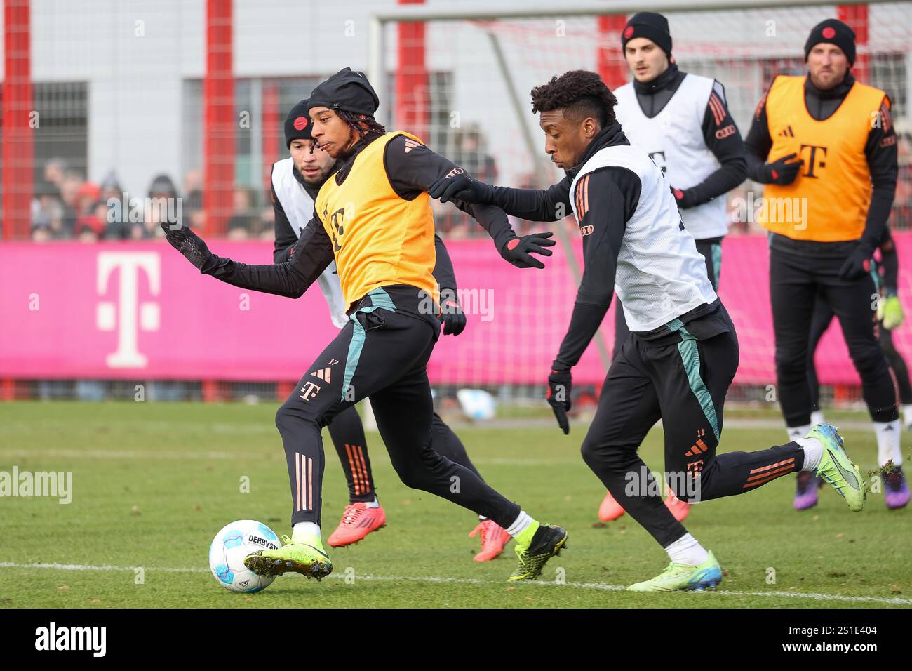 Kingsley Coman (FC Bayern Muenchen, #11) mitMichael Olise (FC Bayern ...