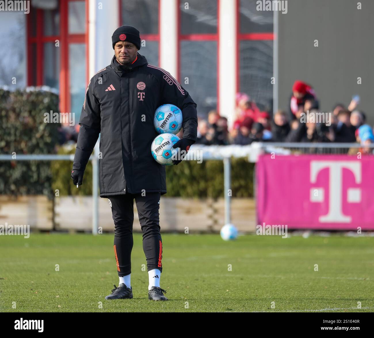 Vincent Kompany (FC Bayern Muenchen, Cheftrainer) beim Training mit ...