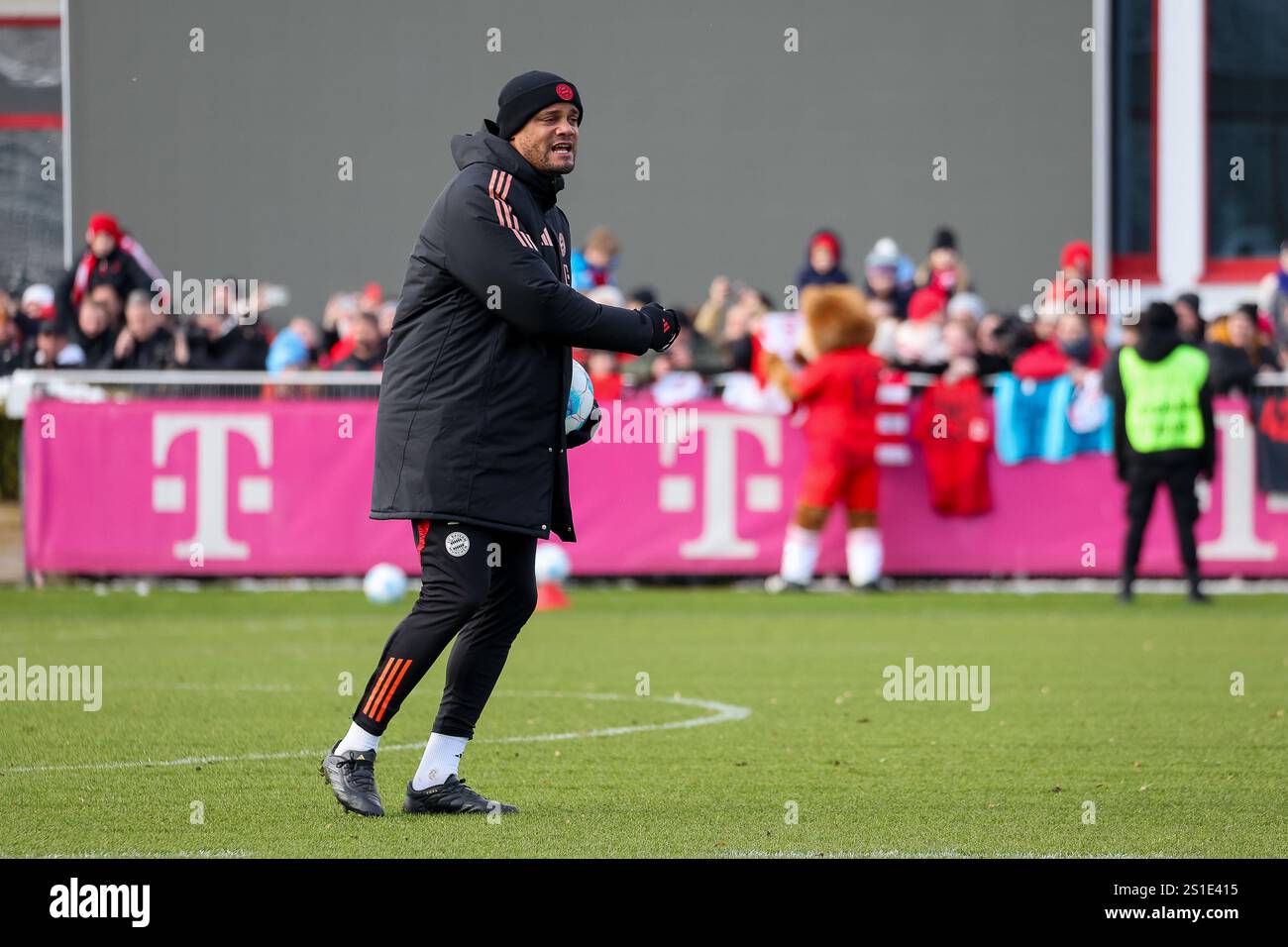Vincent Kompany (FC Bayern Muenchen, Cheftrainer) zeigend beim Training ...