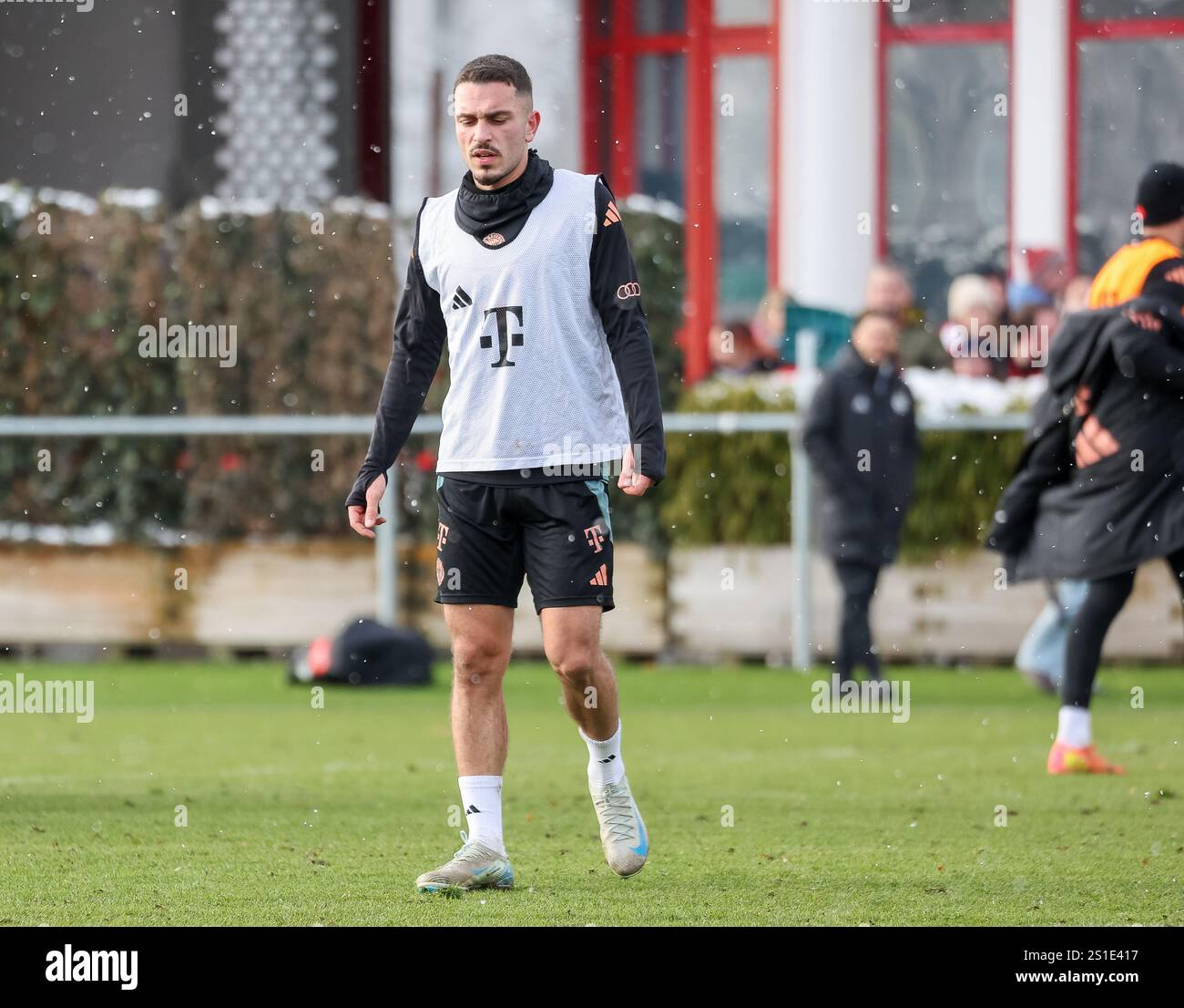 Arijon Ibrahimovic (FC Bayern Muenchen, #20) auf dem Weg zu den Fans ...