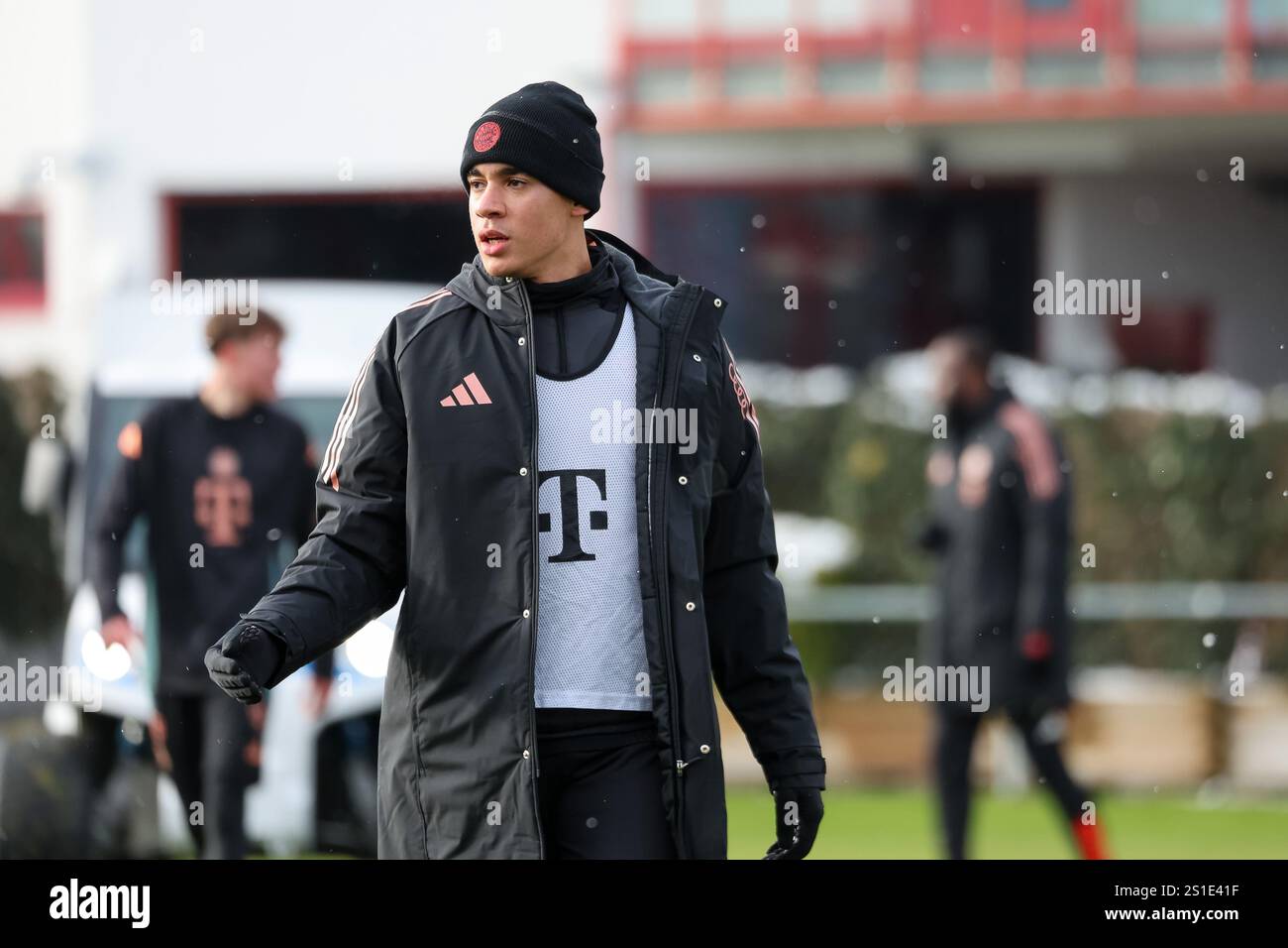Jamal Musiala (FC Bayern Muenchen, #42) auf dem Weg zu den Fans nach ...