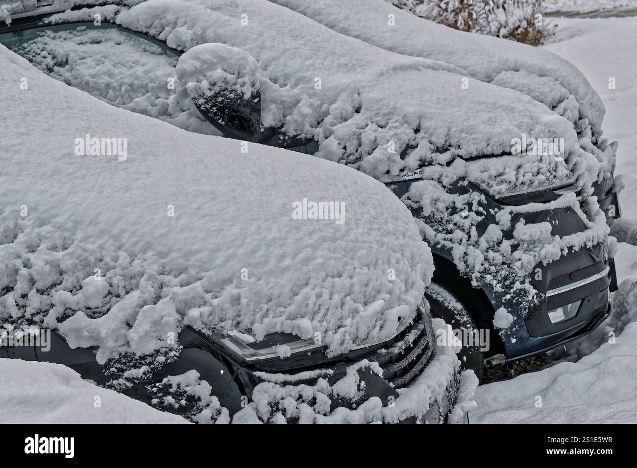 Wo ist mein Auto Eine dicke Schneedecke verhüllt die parkenden Autos ...