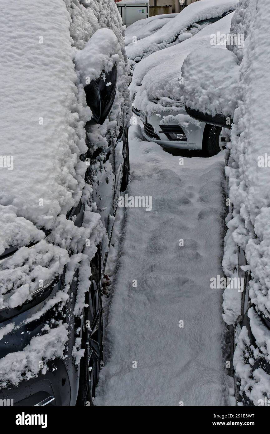 Wo ist mein Auto Eine dicke Schneedecke verhüllt die parkenden Autos ...