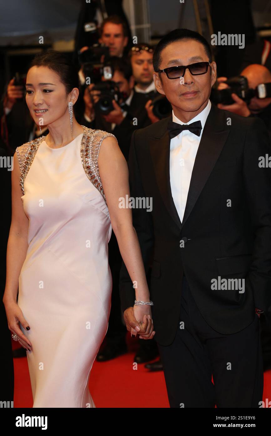 Actor Gong Li (l) and Chen Daoming attend the premiere of "Coming Home ...