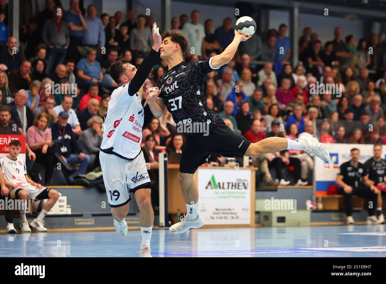 Torwurf von Finn Leun (Ludwigshafen) TV Huettenberg vs Eulen ...