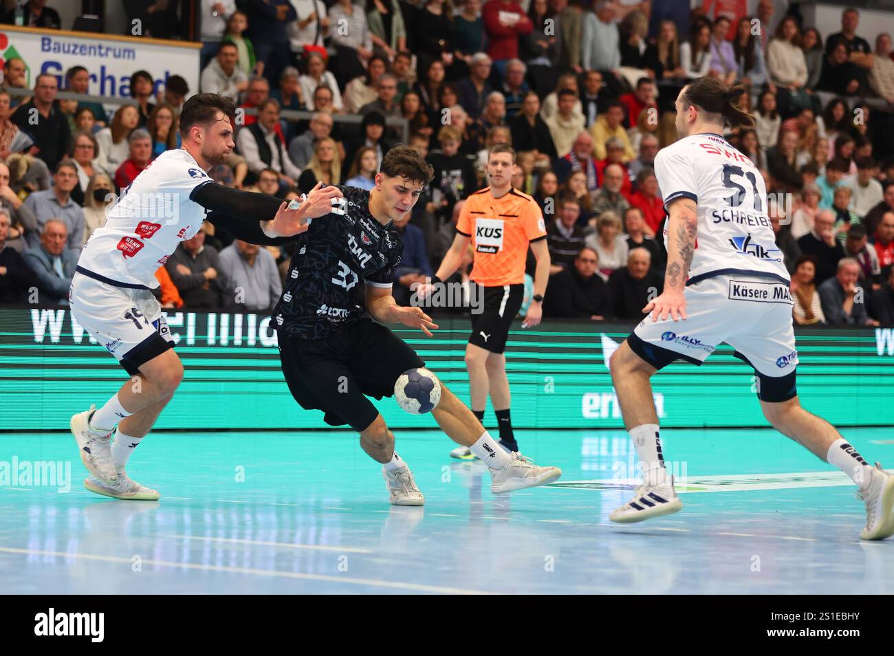 Finn Leun (Ludwigshafen) im Zweikampf mit Vit Reichl (Huettenberg) TV ...