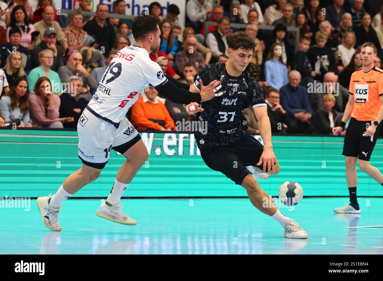 Finn Leun (Ludwigshafen) im Zweikampf mit Vit Reichl (Huettenberg) TV ...