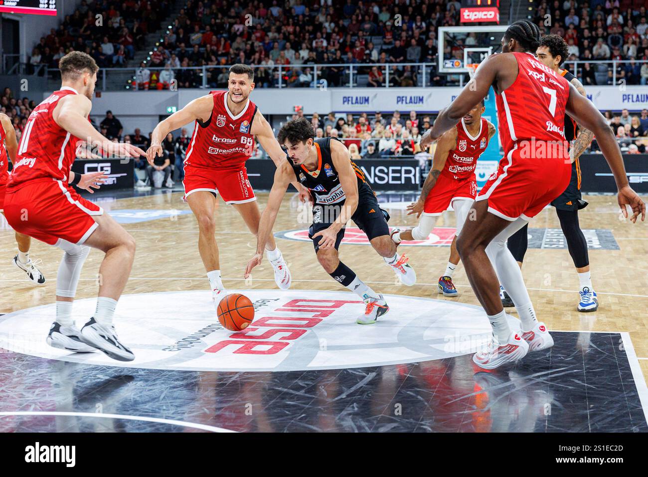Kevin Wohlrath (Bamberg Baskets, #11), Filip Stanic (Bamberg Baskets ...