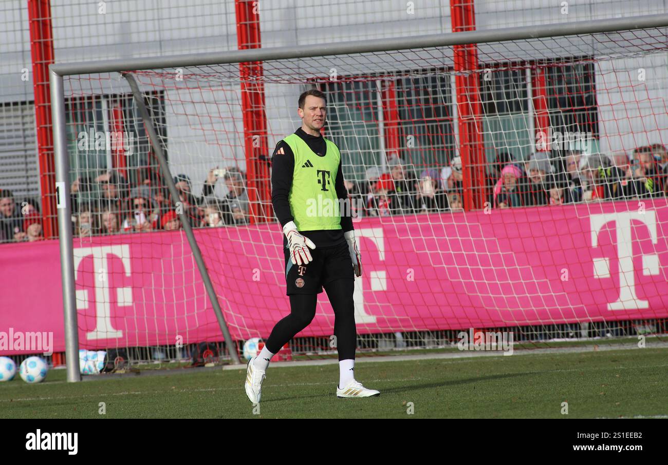 Manuel neuer fc bayern munchen mit leibchen hi-res stock photography ...