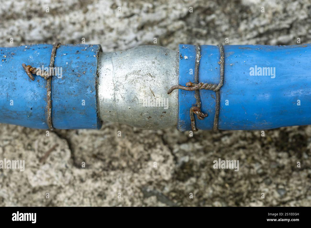 Connect the blue water hose using a steel wire to tie the metal ...