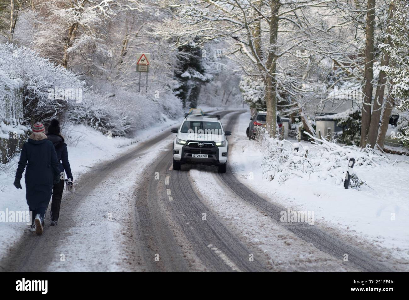 UK weather. People walking through Heavy snow in Foggieton Woods ...