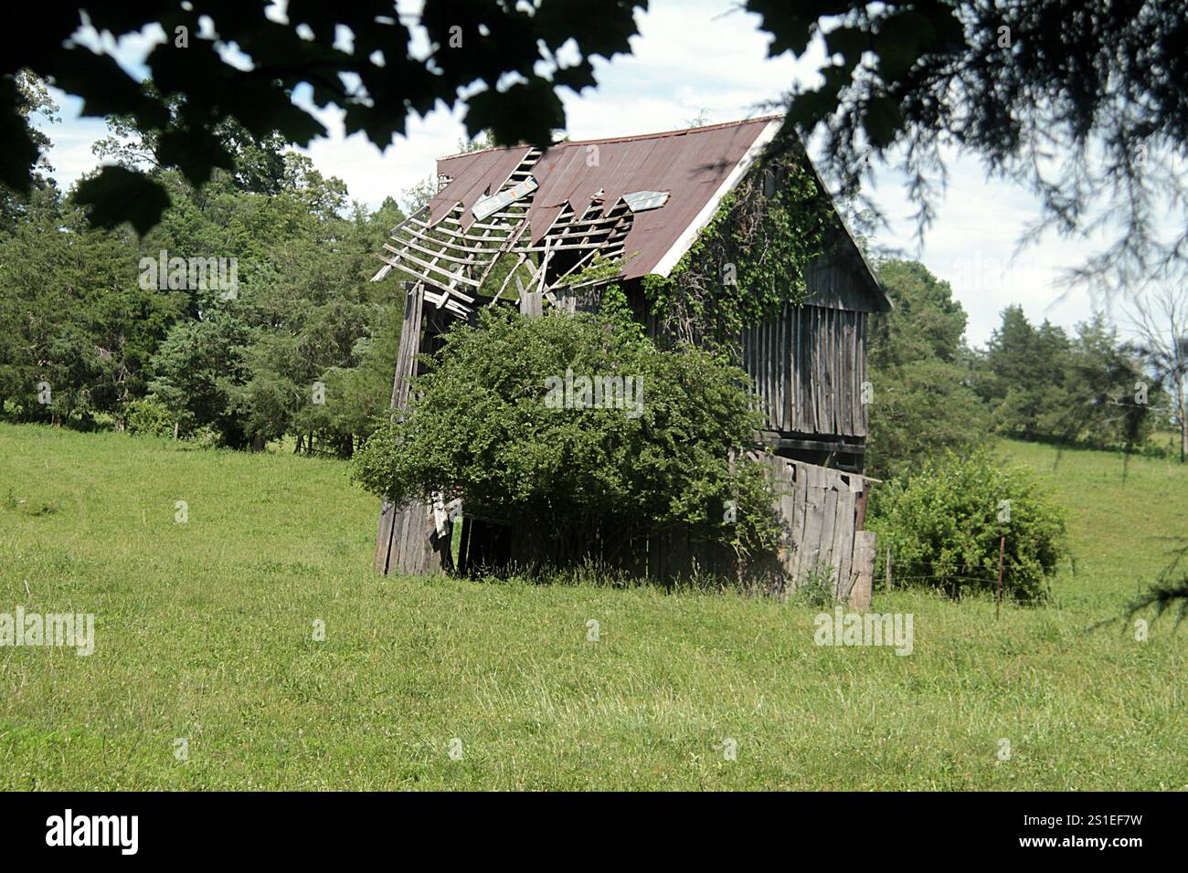 Abandoned destroyed farm building hi-res stock photography and images ...