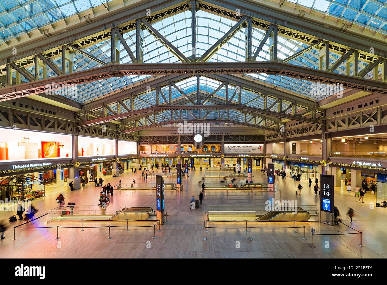 Travelers moynihan train hall hi-res stock photography and images - Alamy