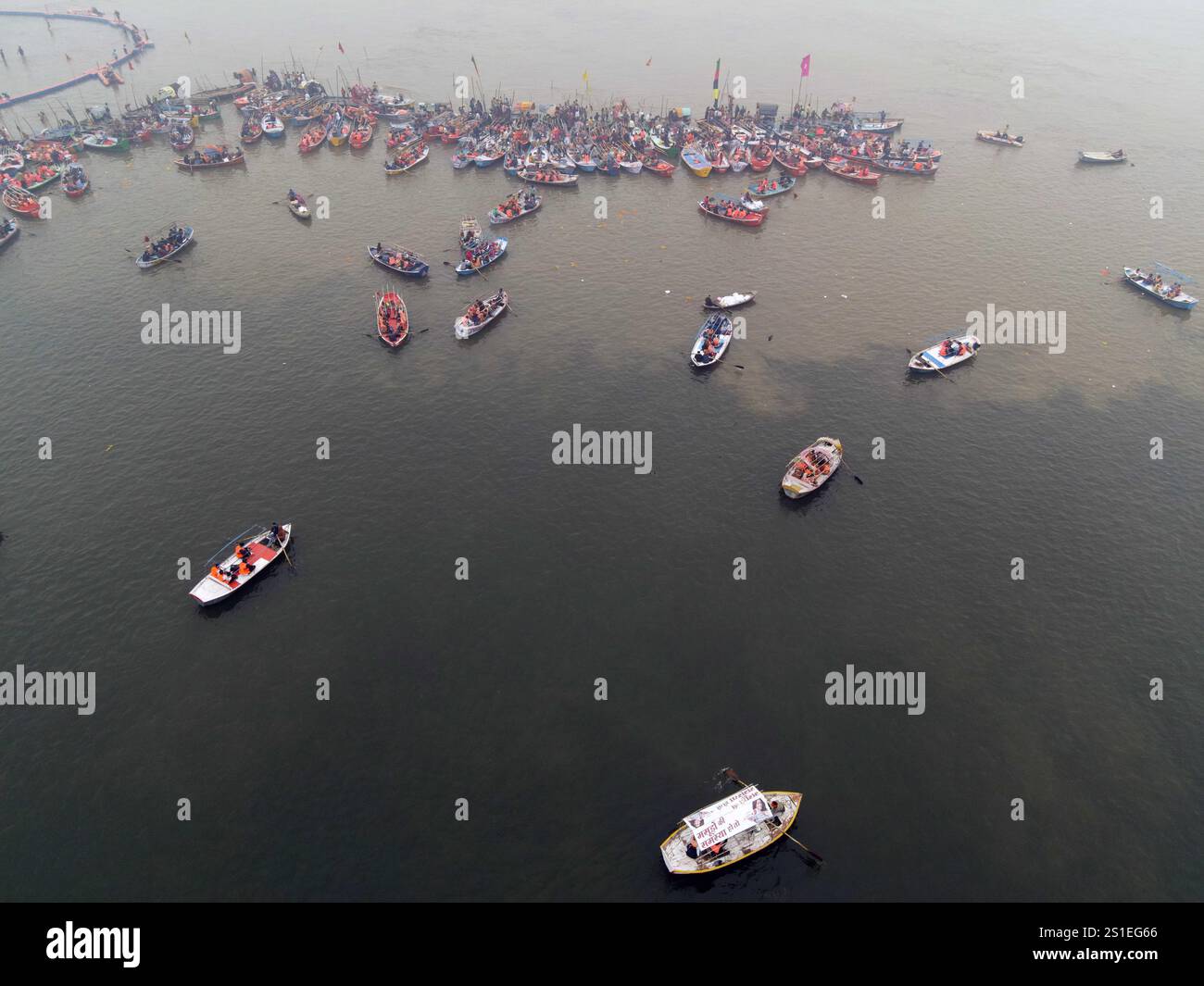 Prayagraj, Uttar Pradesh, India. 3rd Jan, 2025. Prayagraj: People enjoy ...
