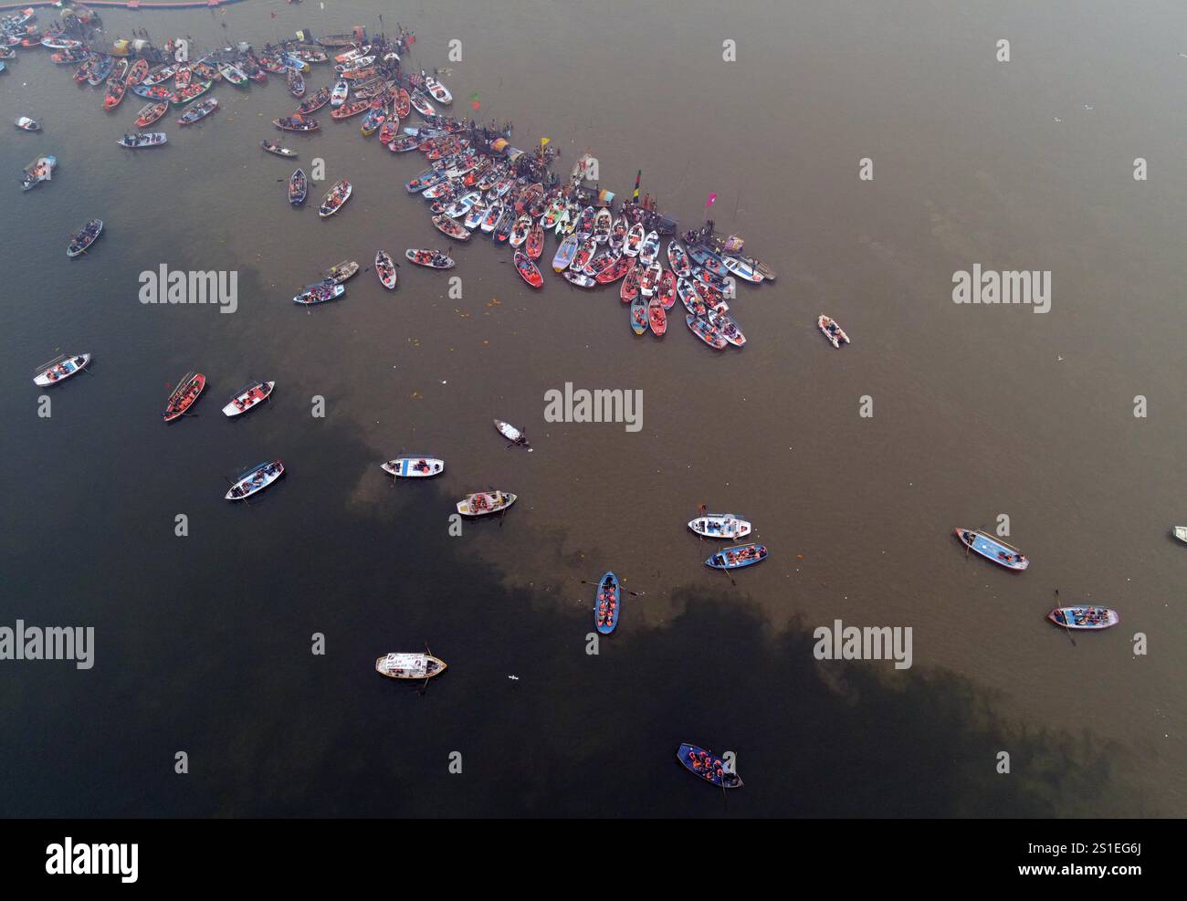 Prayagraj, Uttar Pradesh, India. 3rd Jan, 2025. Prayagraj: People enjoy ...