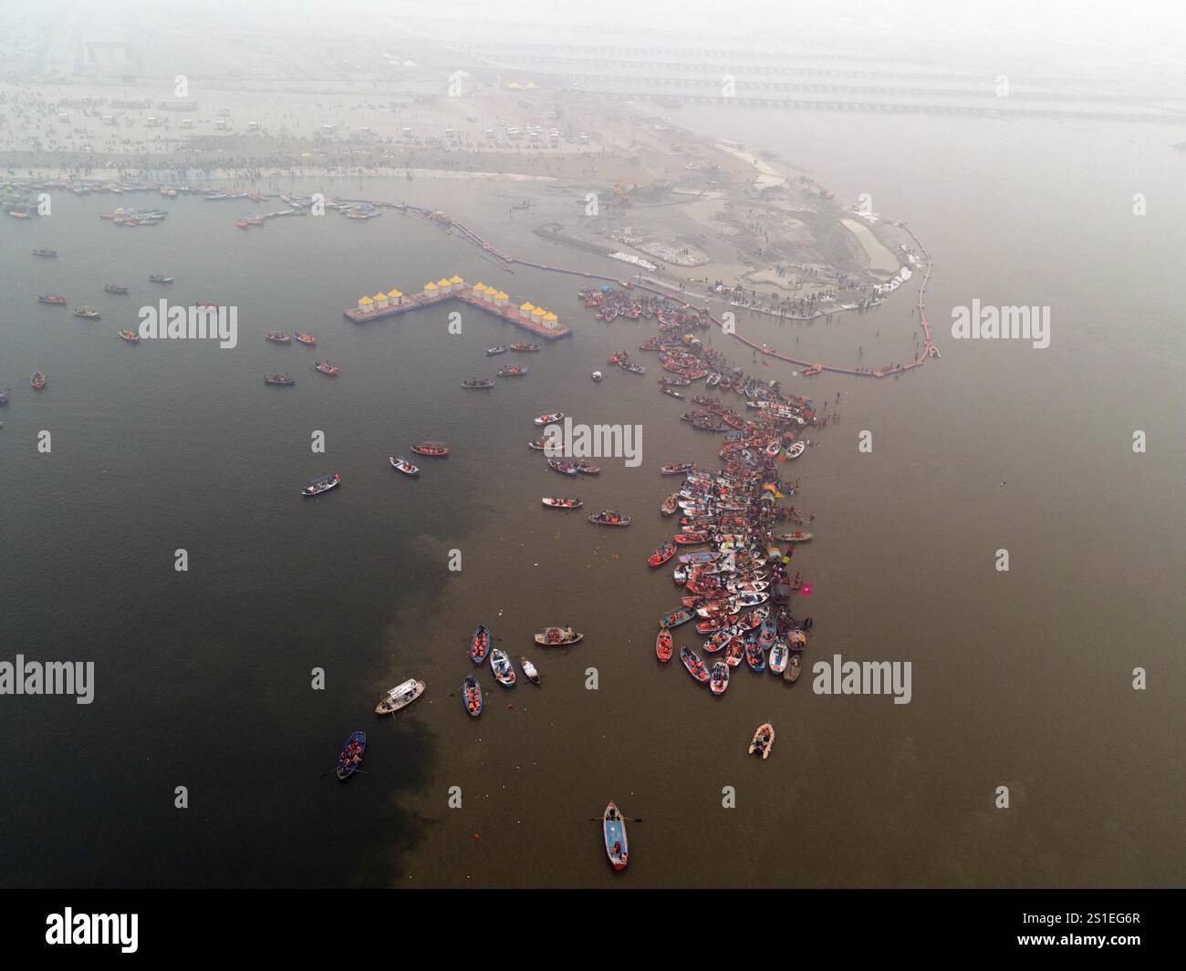 Prayagraj, Uttar Pradesh, India. 3rd Jan, 2025. Prayagraj: People enjoy ...