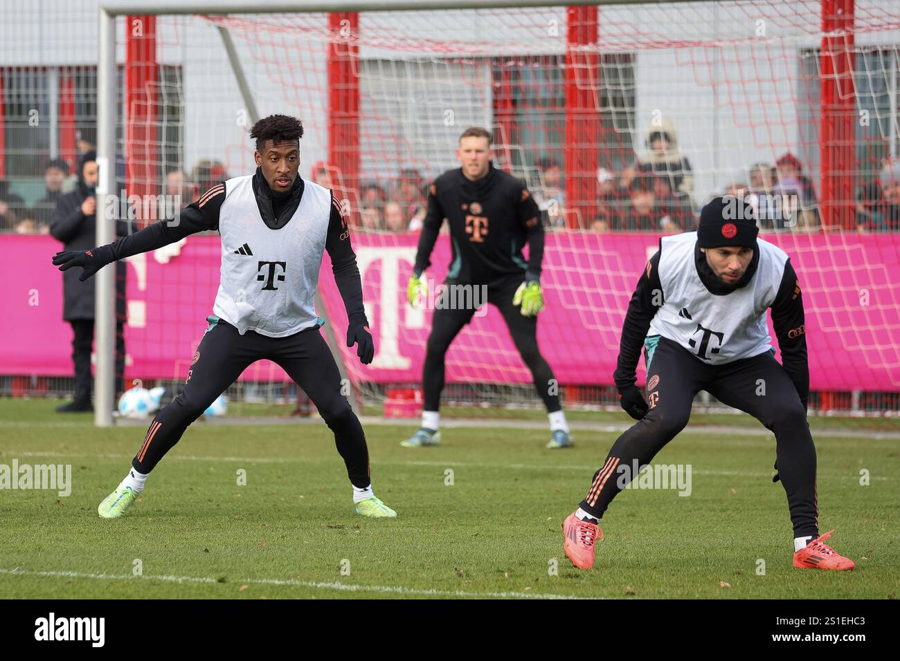 Kingsley Coman (FC Bayern Muenchen, #11) mit Raphael Guerreiro (FC ...