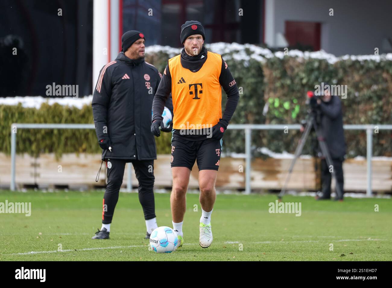 Eric Dier (FC Bayern Muenchen, #15) mit Vincent Kompany (FC Bayern ...