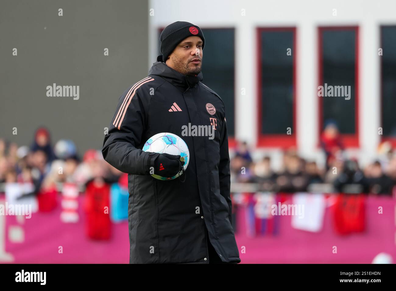 Vincent Kompany (FC Bayern Muenchen, Cheftrainer) mit Ball, GER ...