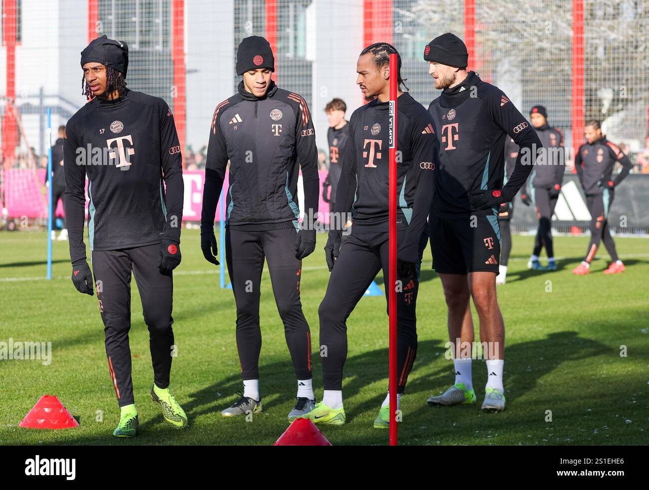 Michael Olise (FC Bayern Muenchen, #17) mit Jamal Musiala (FC Bayern ...