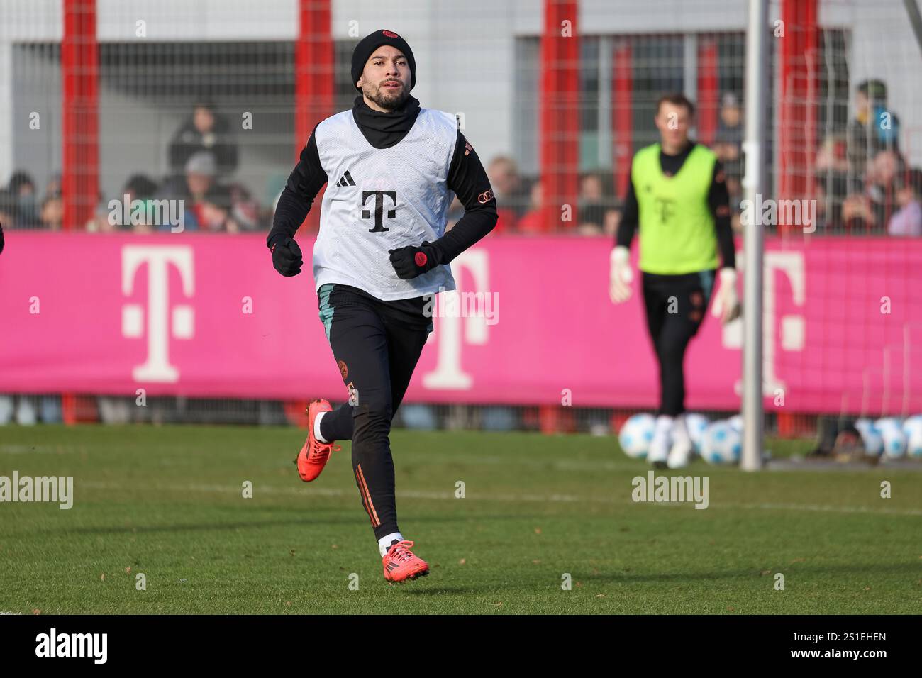 Raphael Guerreiro (FC Bayern Muenchen, #22) beim Training, GER ...