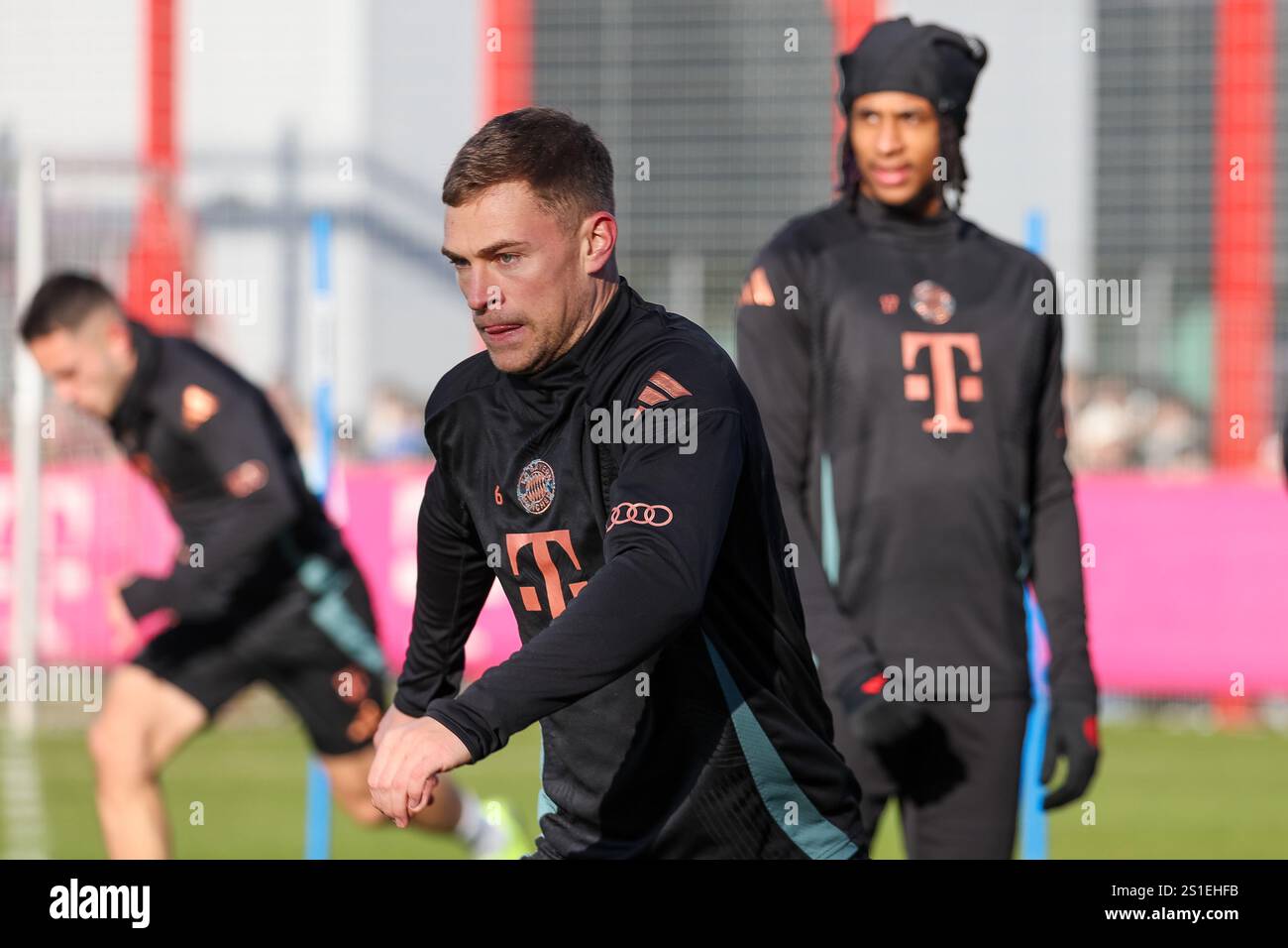 Joshua Kimmich (FC Bayern Muenchen, #06) beim Training mit Michael ...