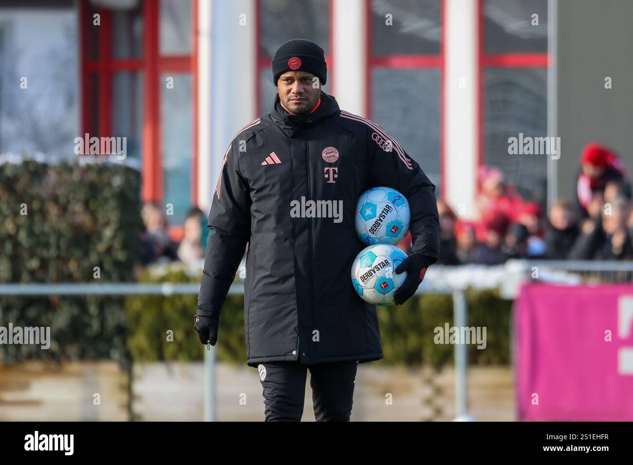 Vincent Kompany (FC Bayern Muenchen, Cheftrainer) mit Baellen im Arm ...