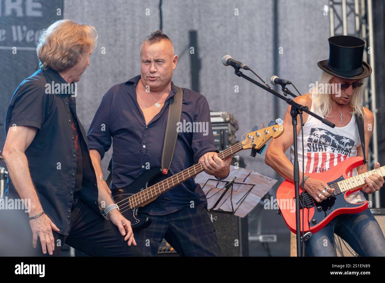 Sänger Uwe Hiob, Bassist Tom Vogel und der ehemalige electra-Gitarrist Ecki Lipske L-R während ...