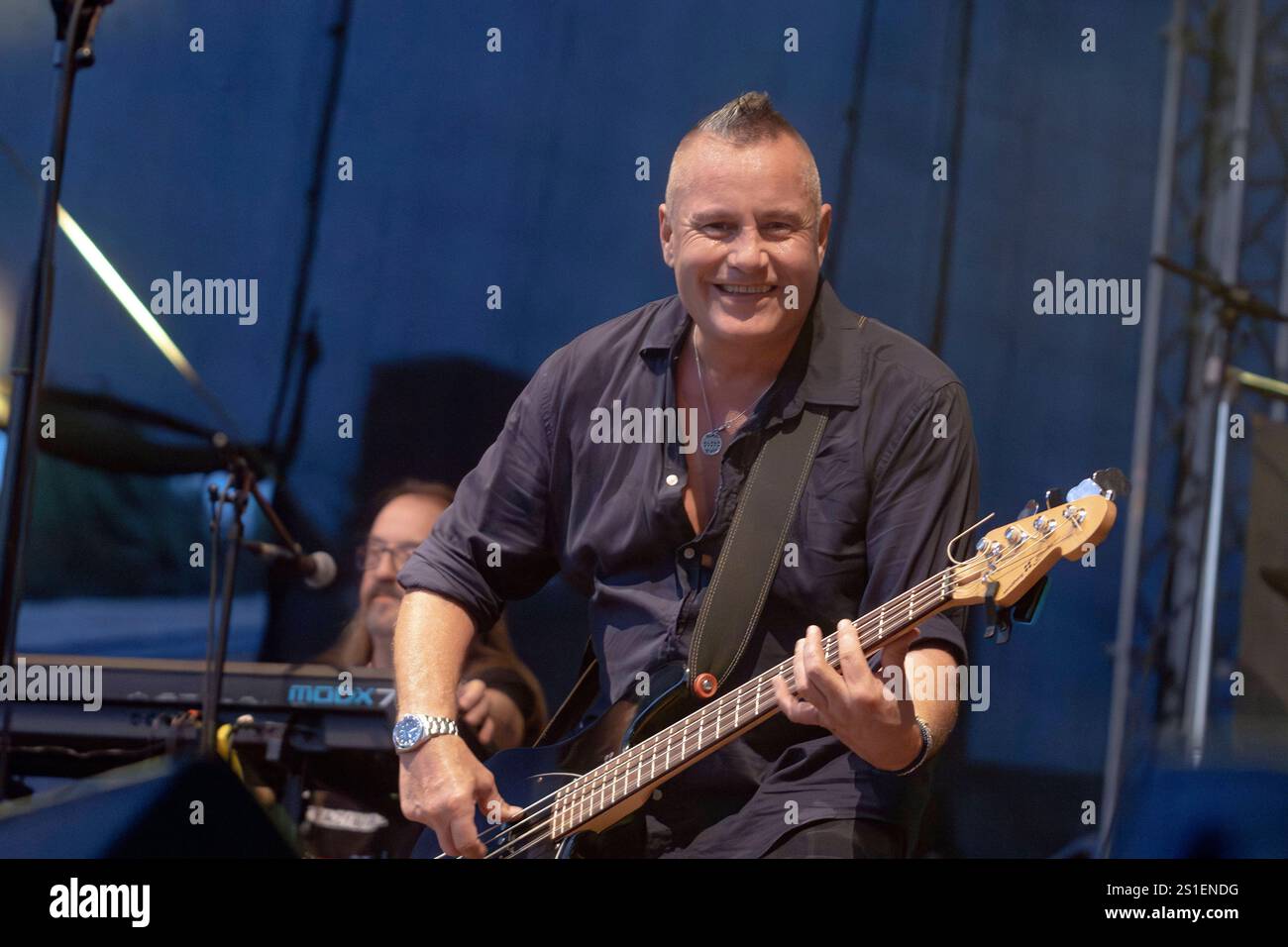 Bassist Tom Vogel während des Open Air Konzertes der Rockband Crazy ...