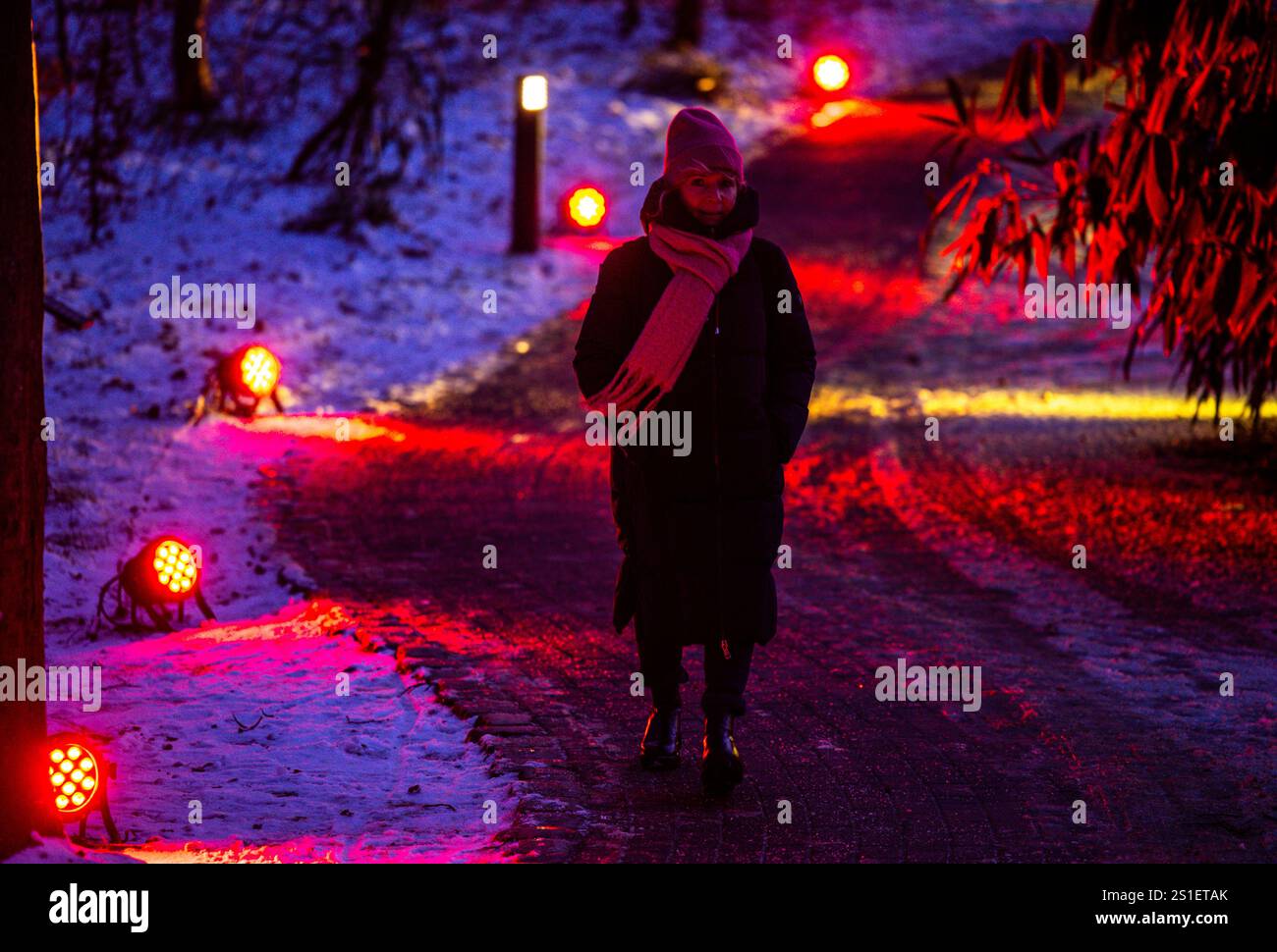 Rostock, Germany. 03rd Jan, 2025. The first visitors walk past the ...