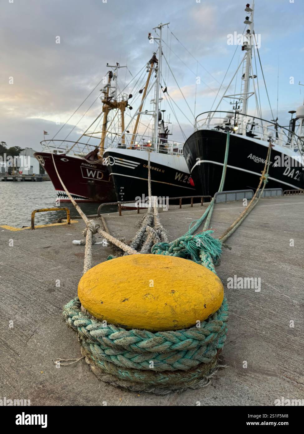 Ropes tied port smartphone stock photos and images - Alamy