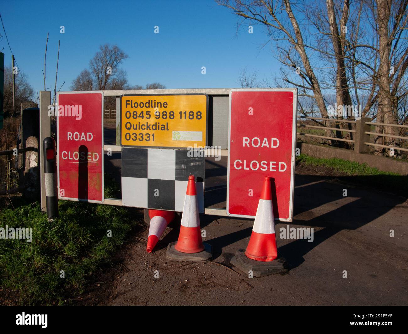 Road closed signs at Sutton Gault, Cambridgeshire Stock Photo - Alamy