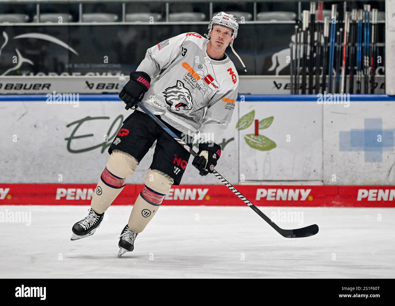 Ryan Stoa (Nuernberg Ice Tigers, #13) beim Warmup. GER, Augsburger Panther vs. Nuernberg Ice ...
