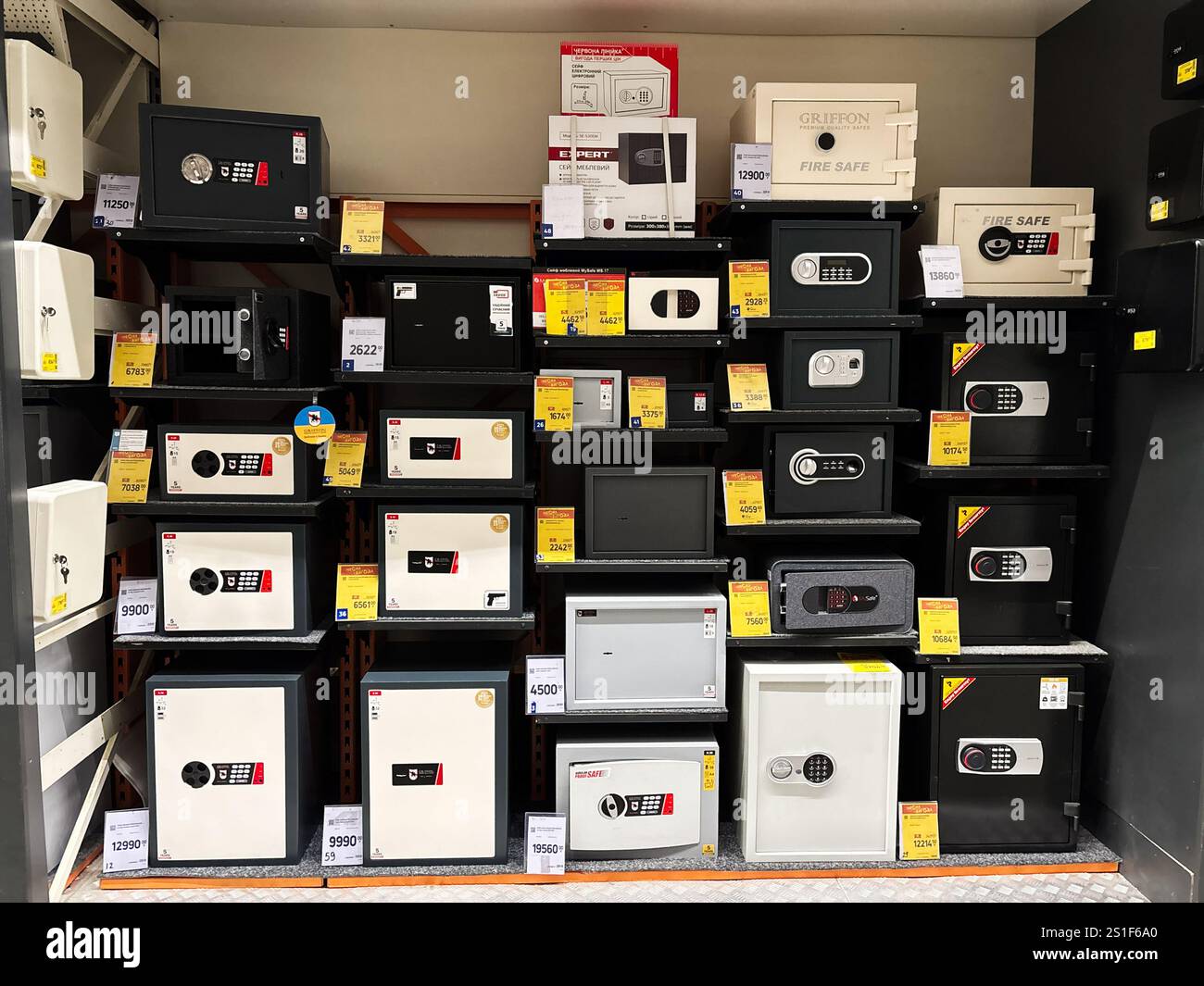 Bolt safes hi-res stock photography and images - Alamy