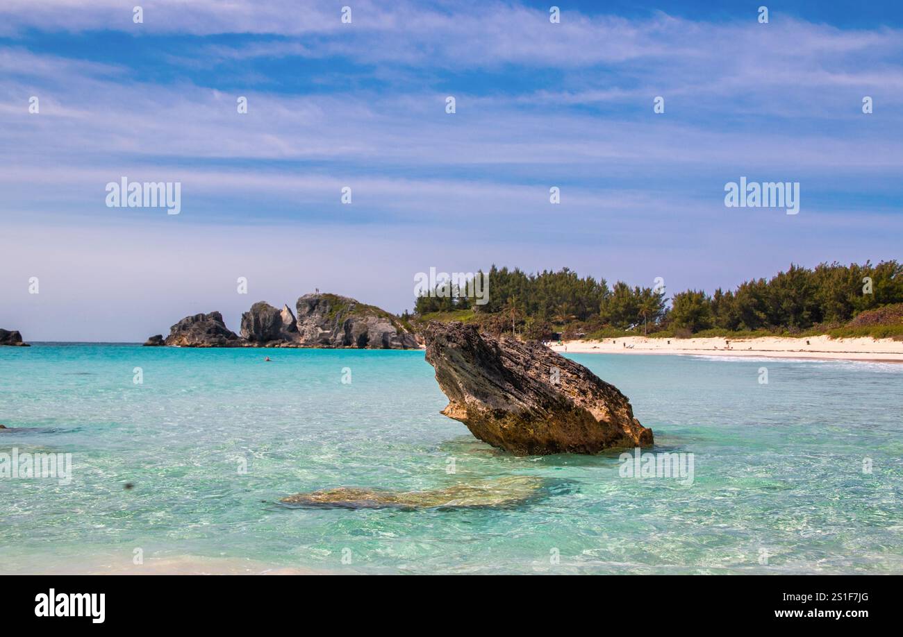 Bermuda Horseshoe Bay with with unrecognizable tourists on the sand ...